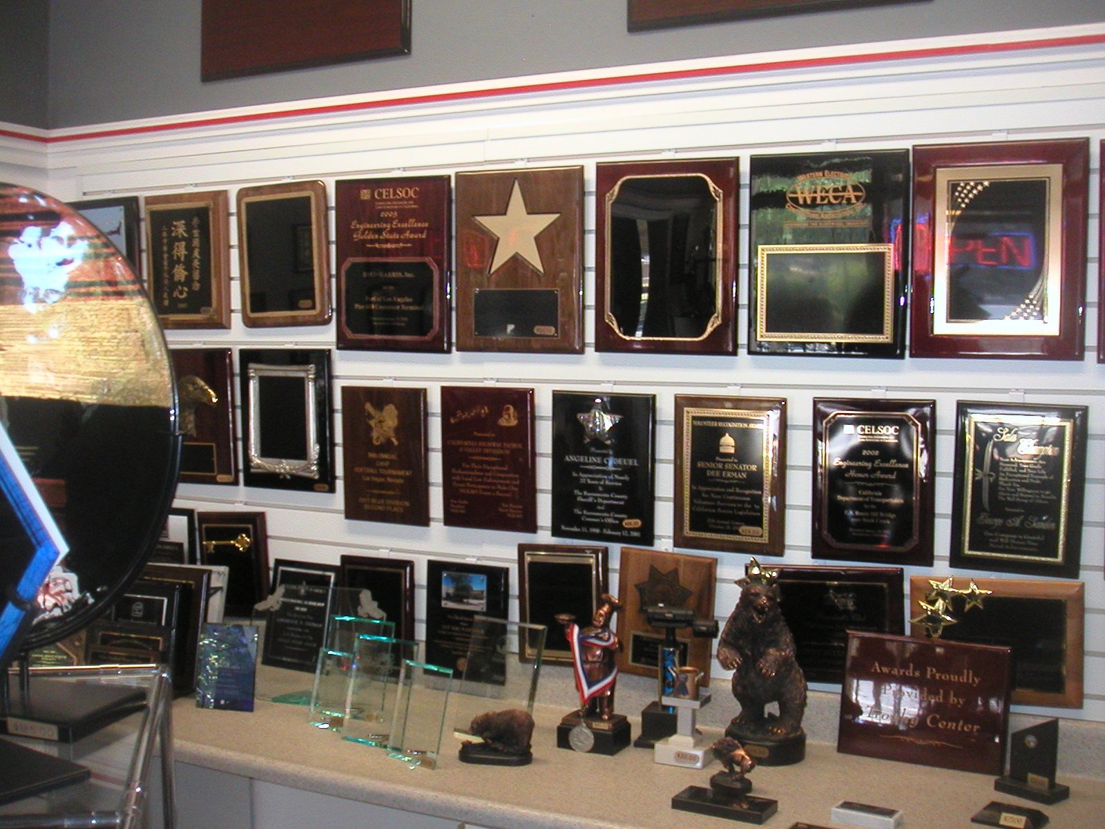 Home [www.awardandtrophycenter.com]