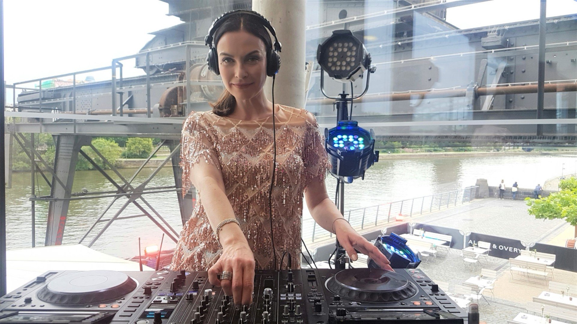 Glamour und cooler Sound für Veranstaltungen und Messen von DJane ...