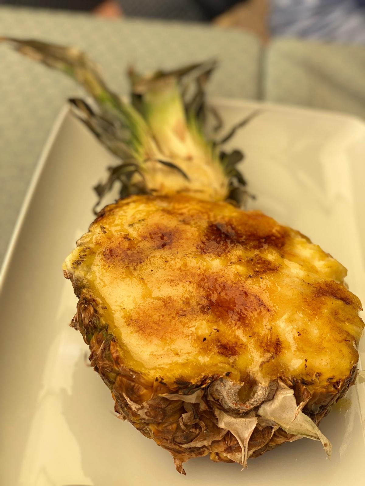 Piña rellena de crema catalana