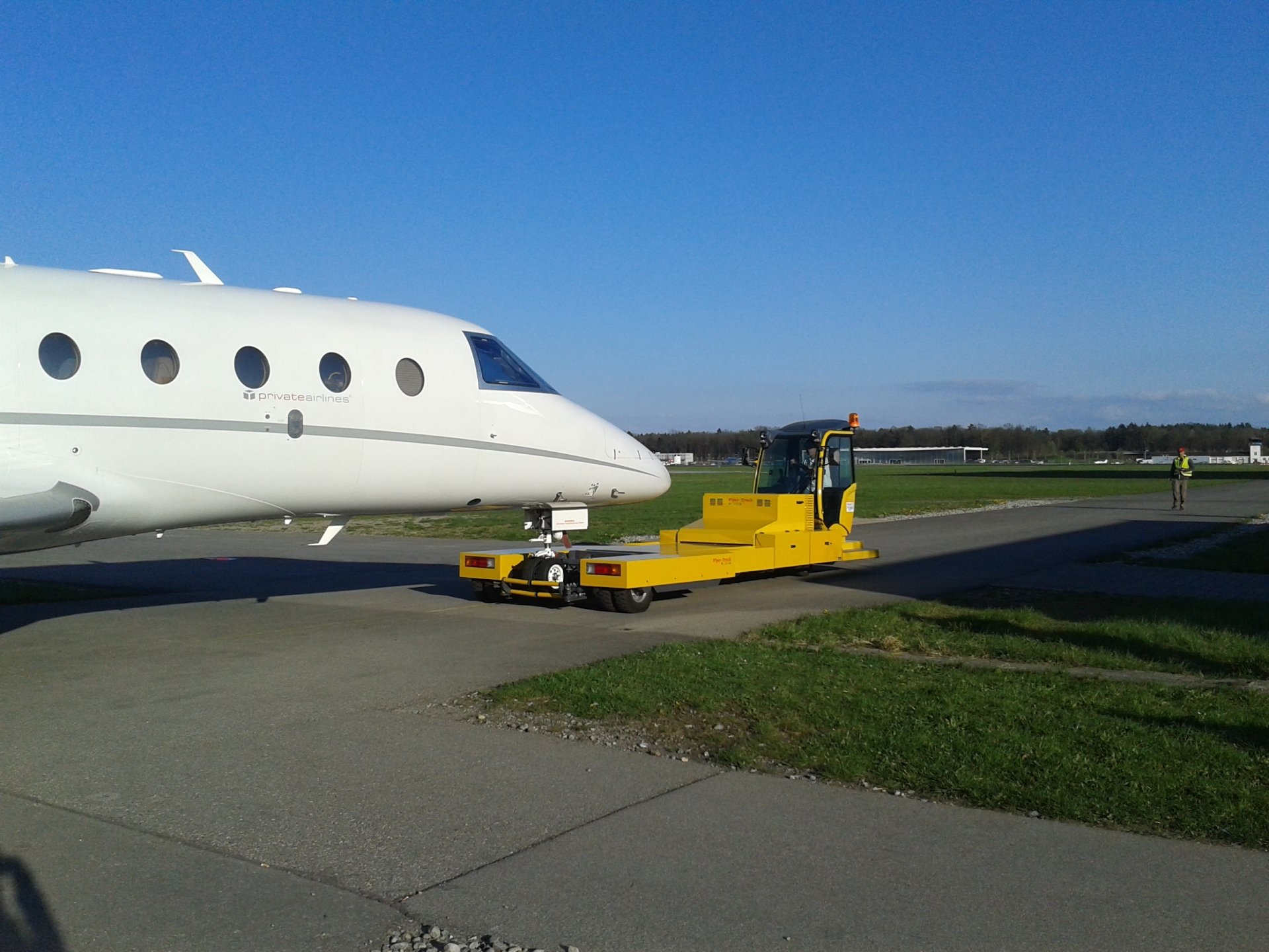 towbarless aircraft towing tug