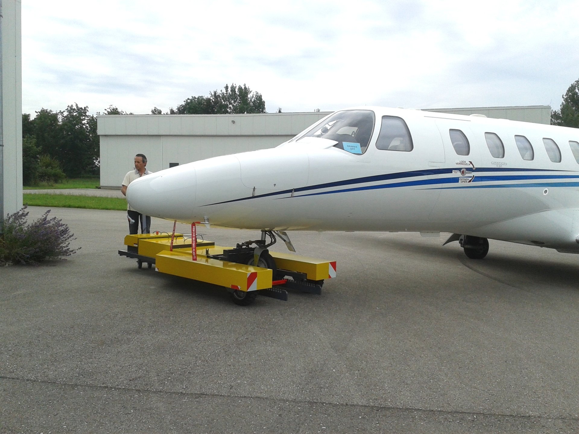 electrical towbarless aircraft mover