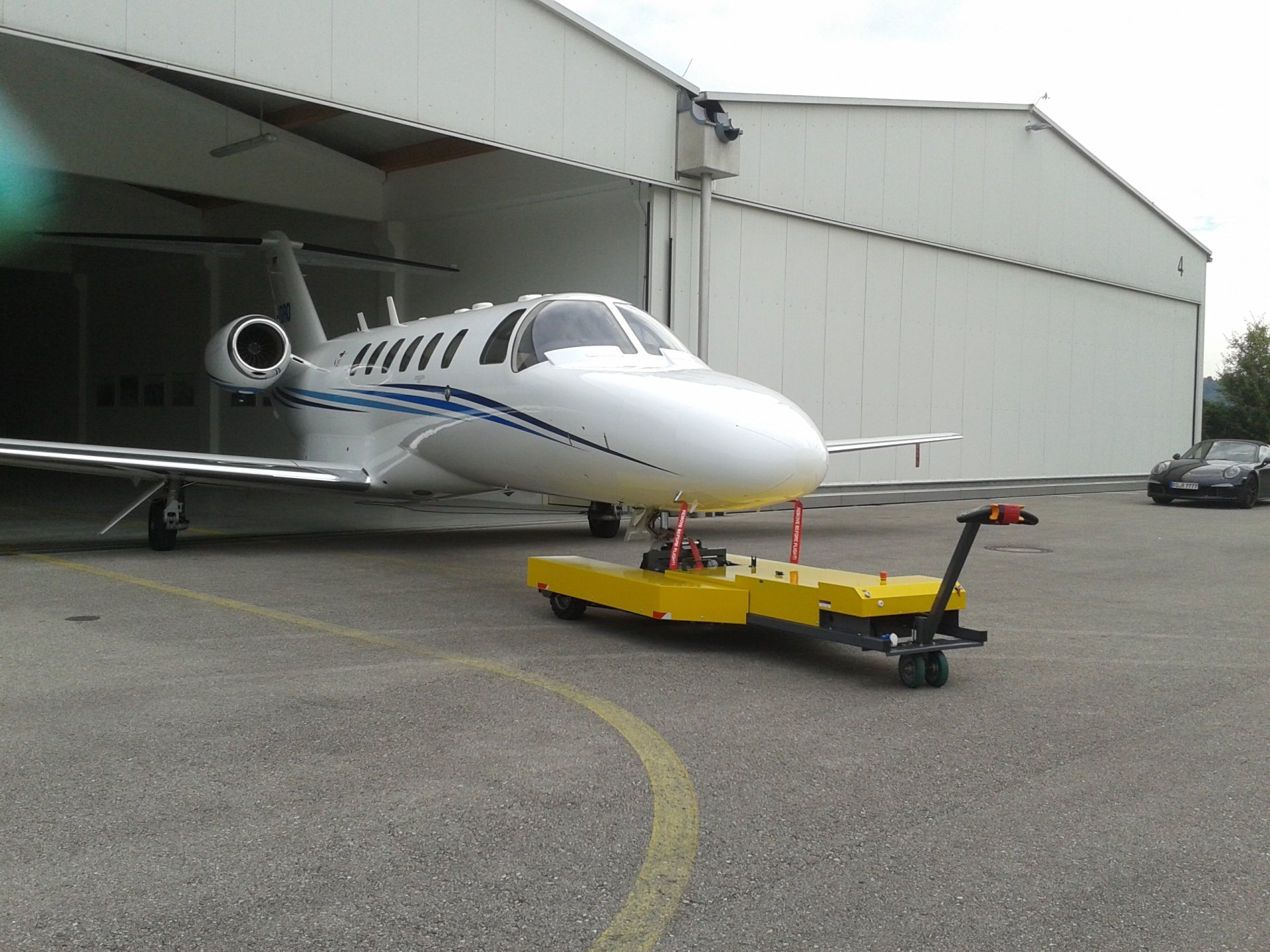 electrical towbarless aircraft mover