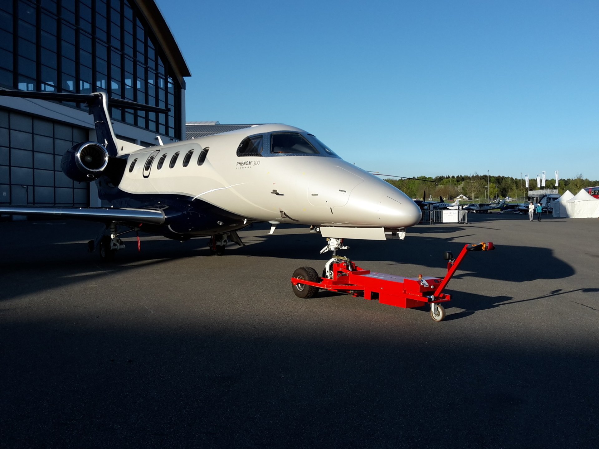 electric towbarless airplane towing vehicle