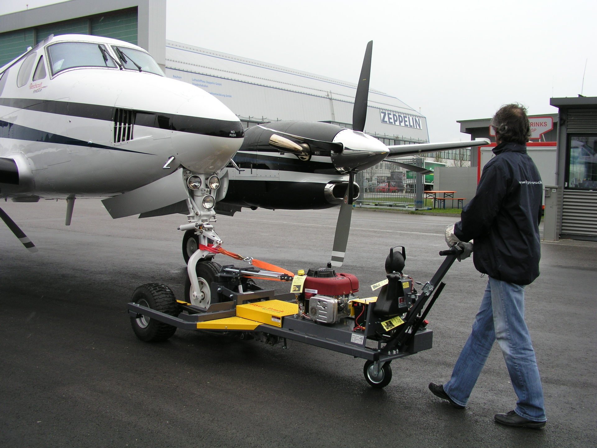 aircraft moving machine