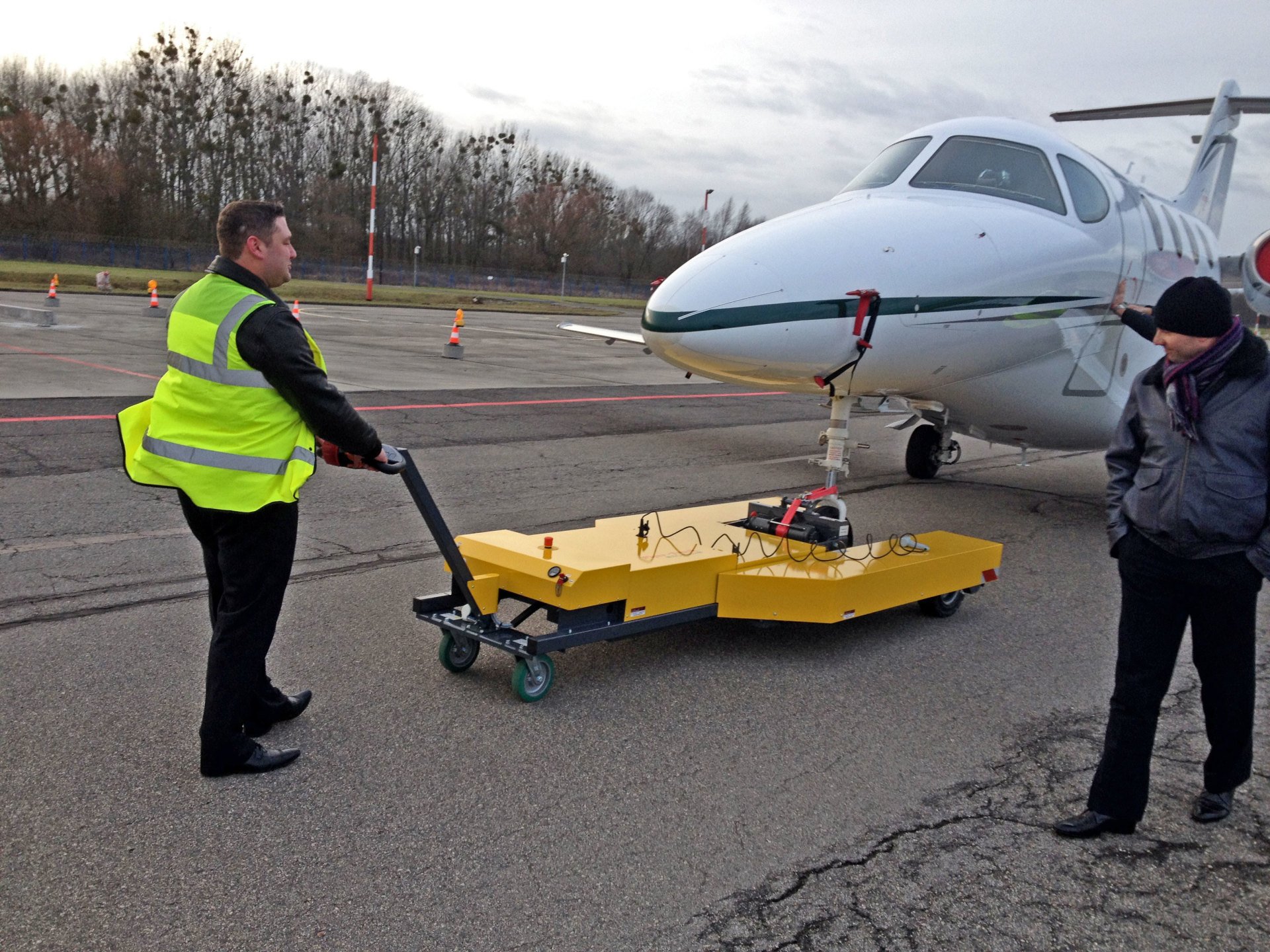 electrical towbarless aircraft mover