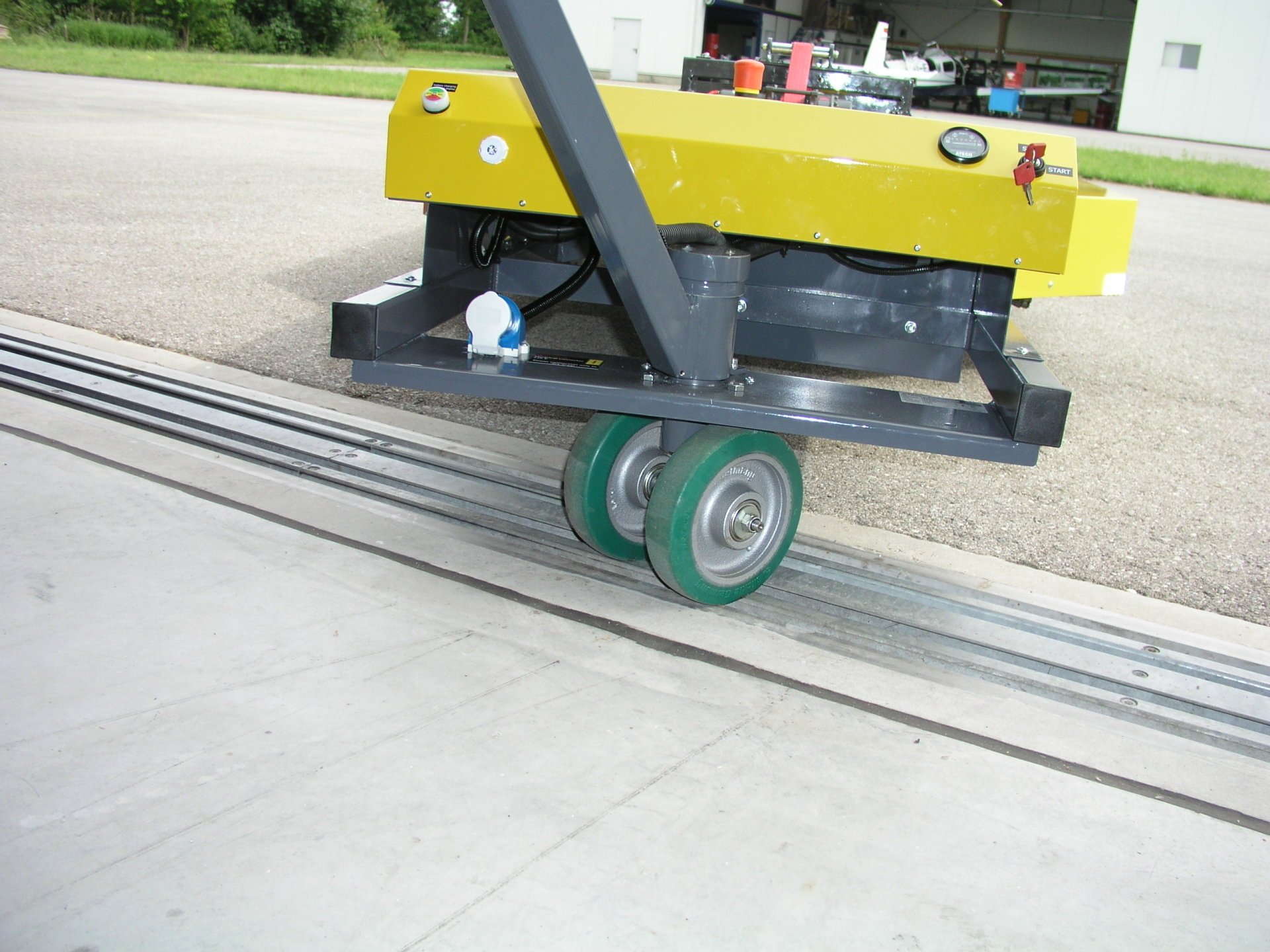 electrical towbarless aircraft mover