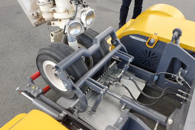 aircraft mover with electric engine