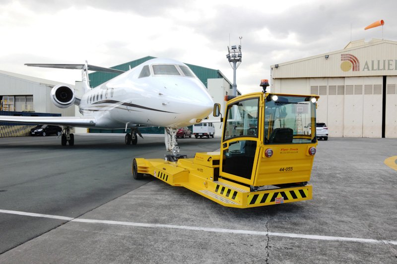 aircraft mover with electric engine