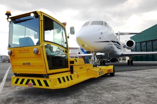 aircraft mover with electric engine