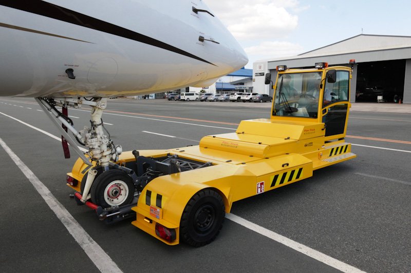 aircraft mover with electric engine