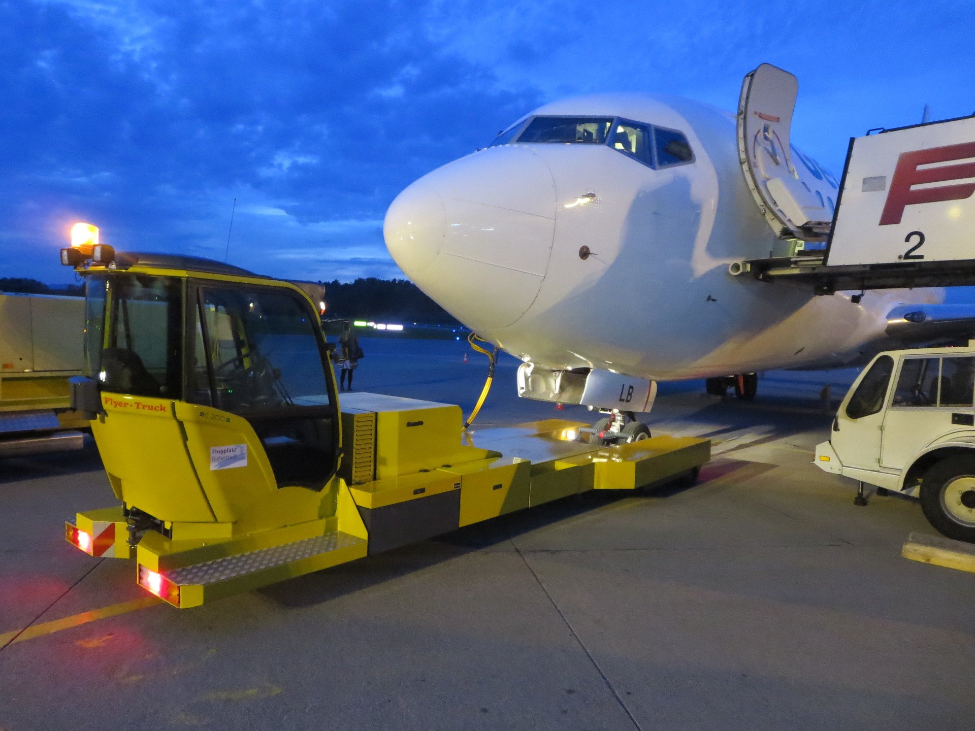 towbarless aircraft moving tug