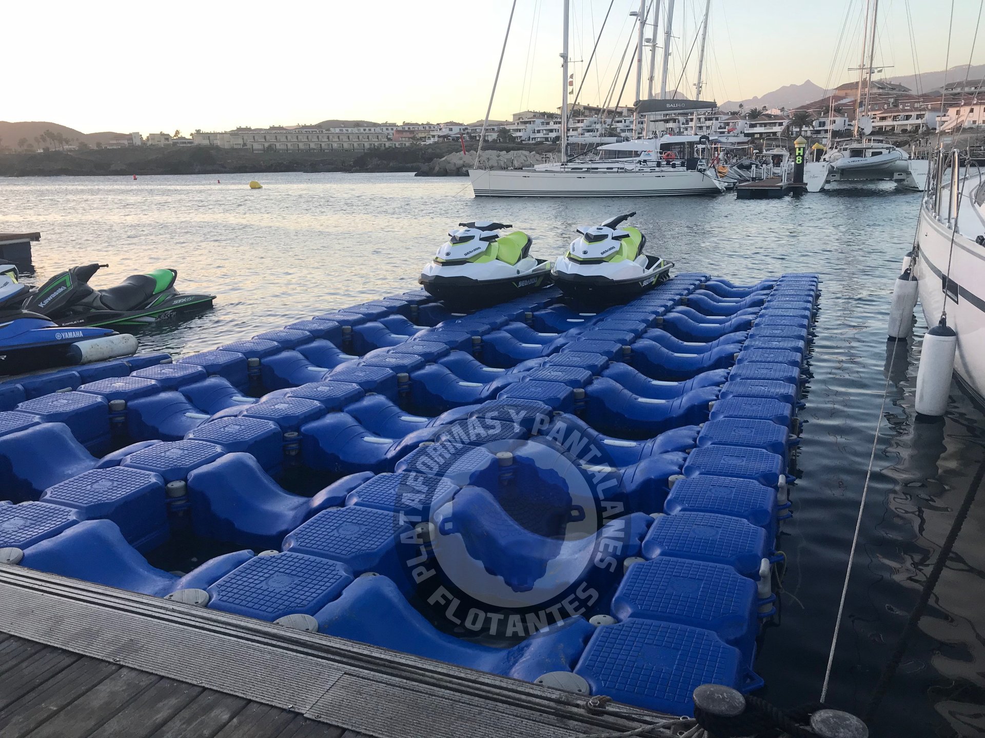 Plataformas flotantes-Pantalanes-Plataforma flotante moto de agua