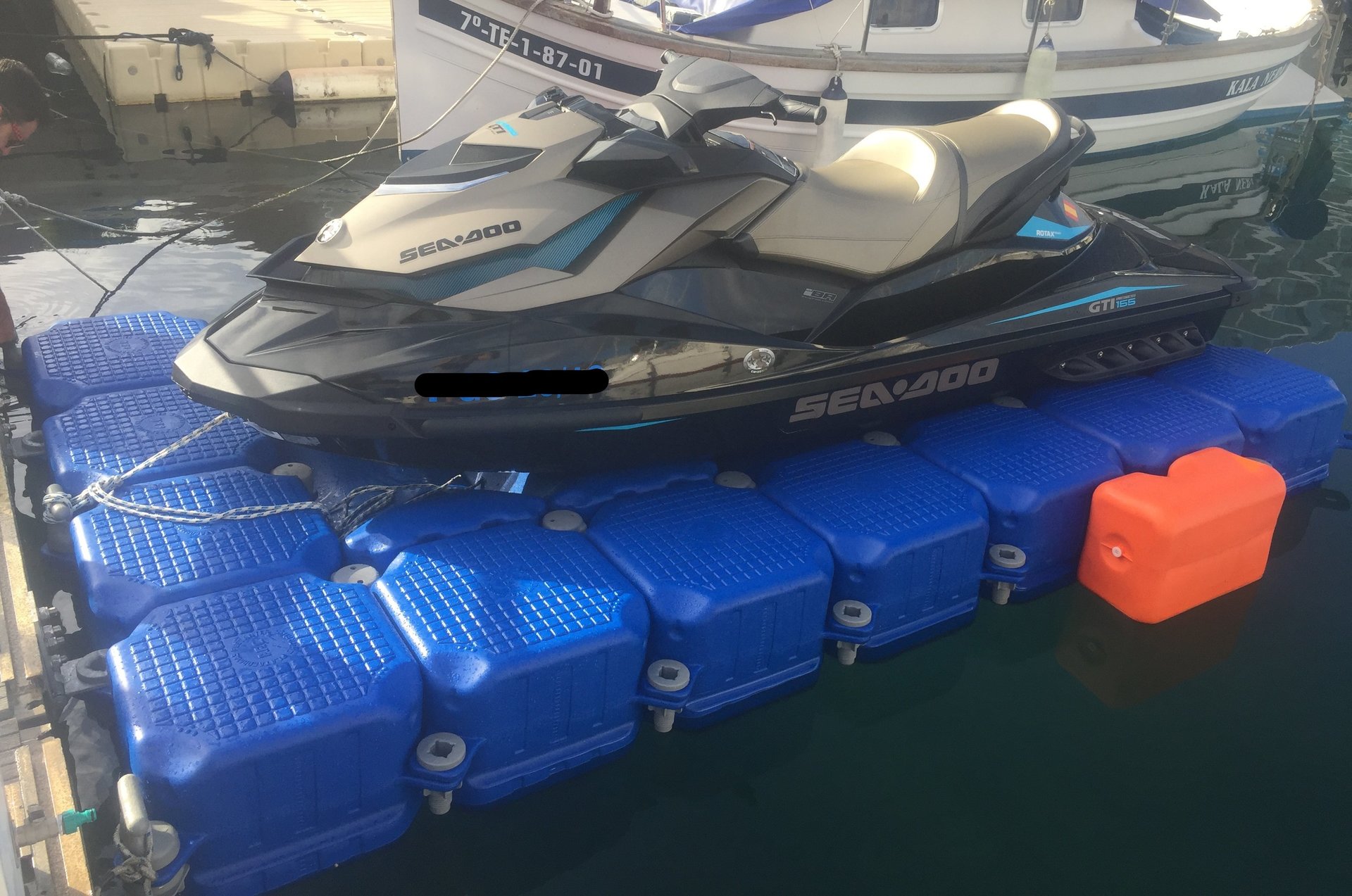 Plataformas flotantes-Pantalanes-Plataforma flotante moto de agua